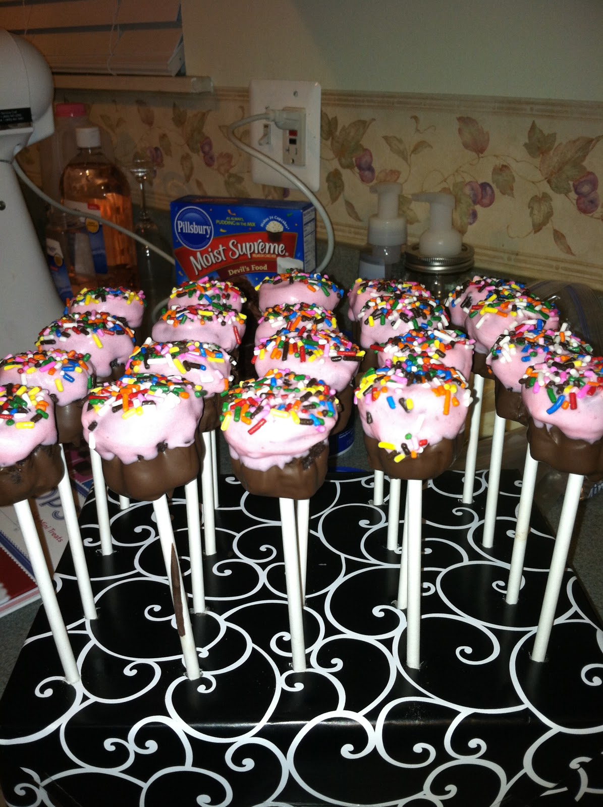 Walks Like Rain: (Cup)cake Pops!